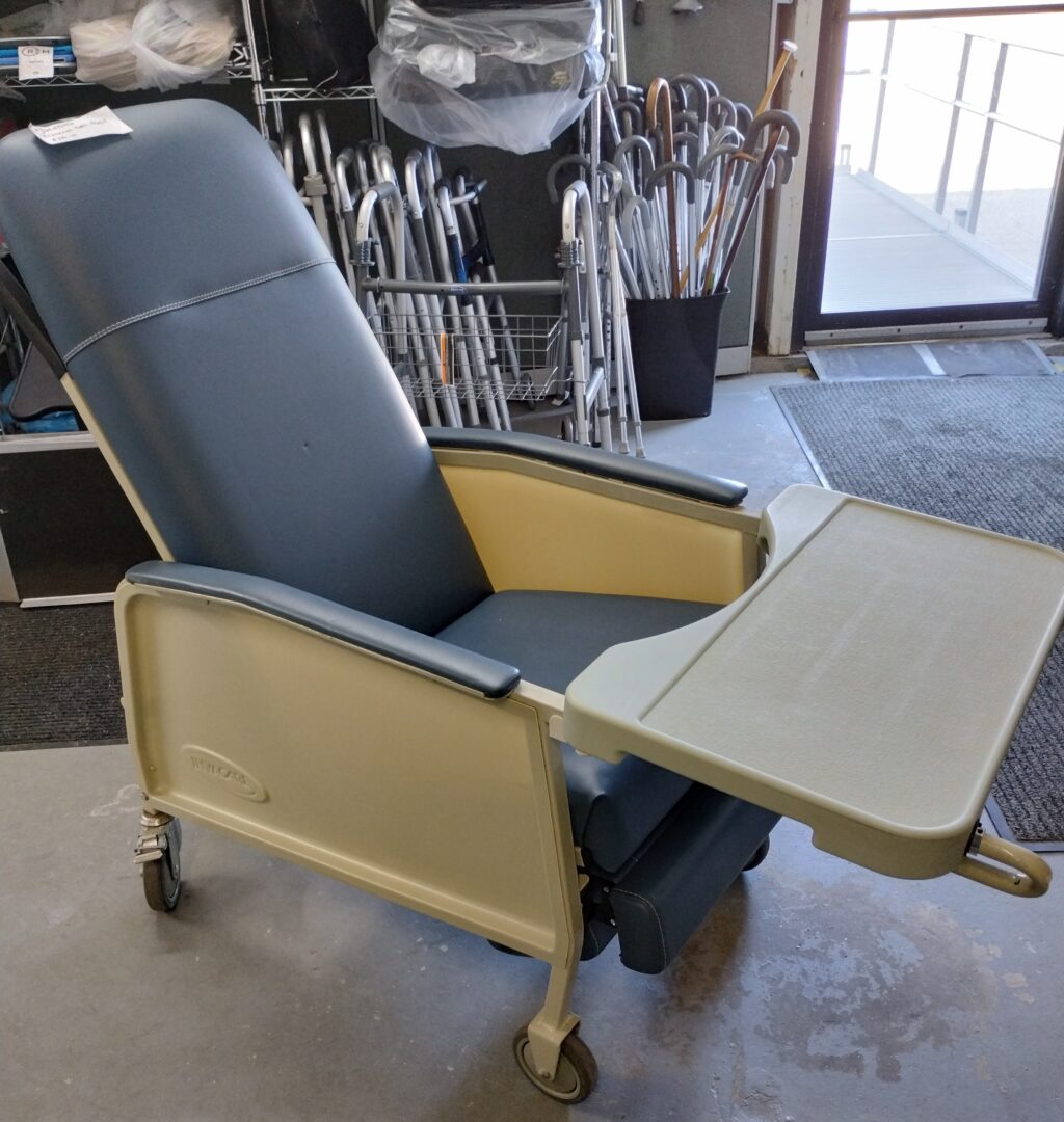 Geri Chair w/tray Invacare – REM