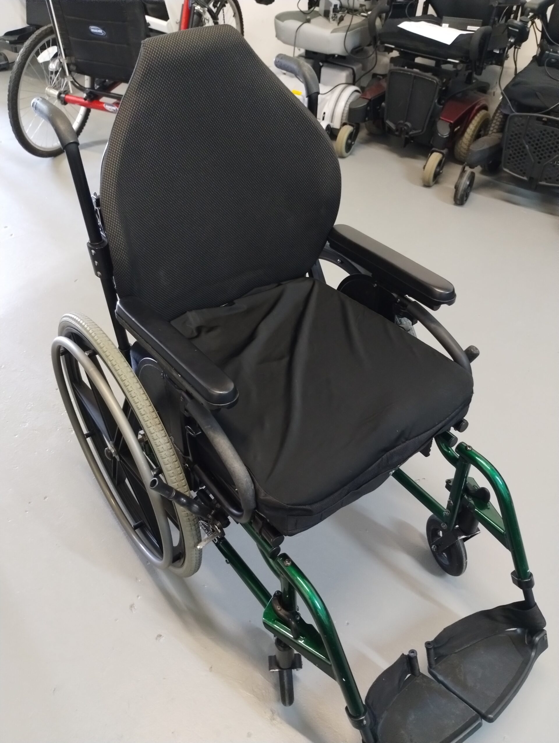 Manual Wheelchair Quickie 2 w/ Varilite Evolution Cushion – REM